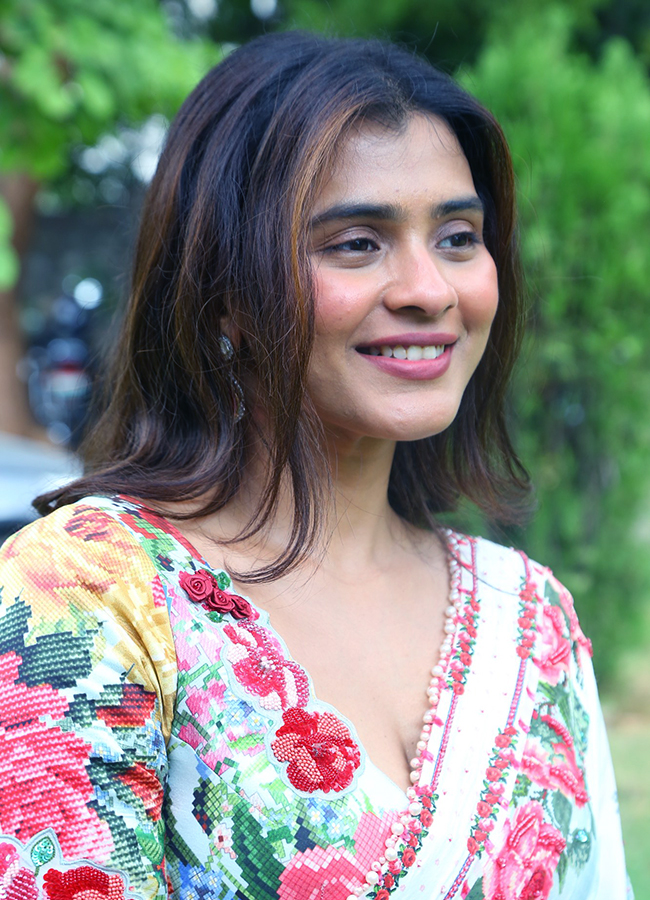 చీరకట్టులో హెబ్బా పటేల్ క్యూట్ లుక్స్.. (ఫొటోలు) | Actress Hebah Patel Viral Pics In Saree | Sakshi